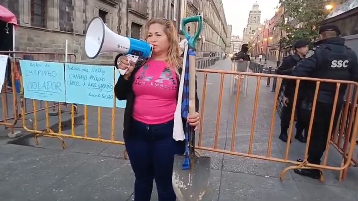 Madre buscadora Ceci Flores acude a Palacio Nacional a entregar pala a ...