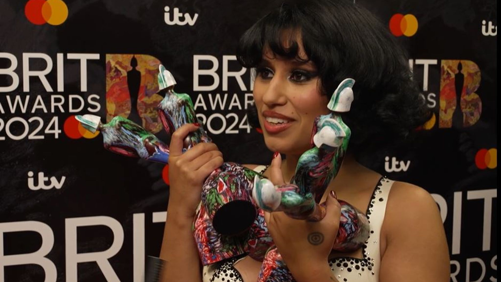 Raye brilla en los Brit Awards 2024: Se lleva seis estatuillas