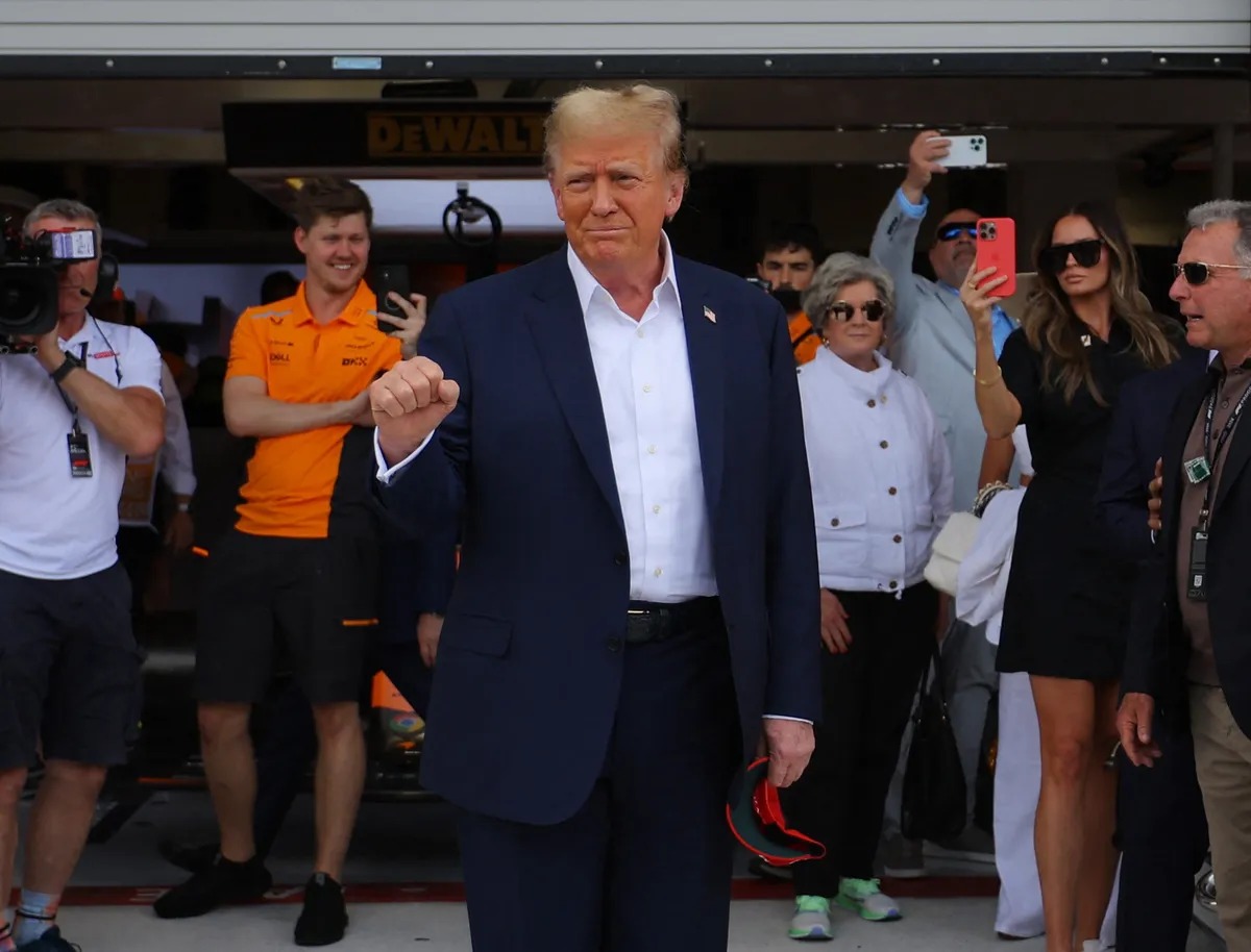 Trump acompaña al equipo McLaren en el GP de Miami